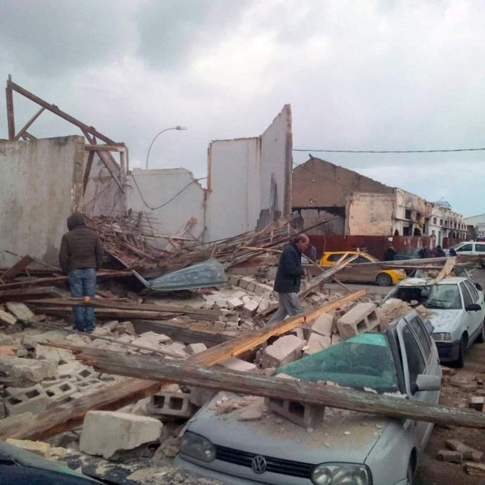 Effondrement d’un mur au Souk Moncef Bey : plusieurs voitures ...