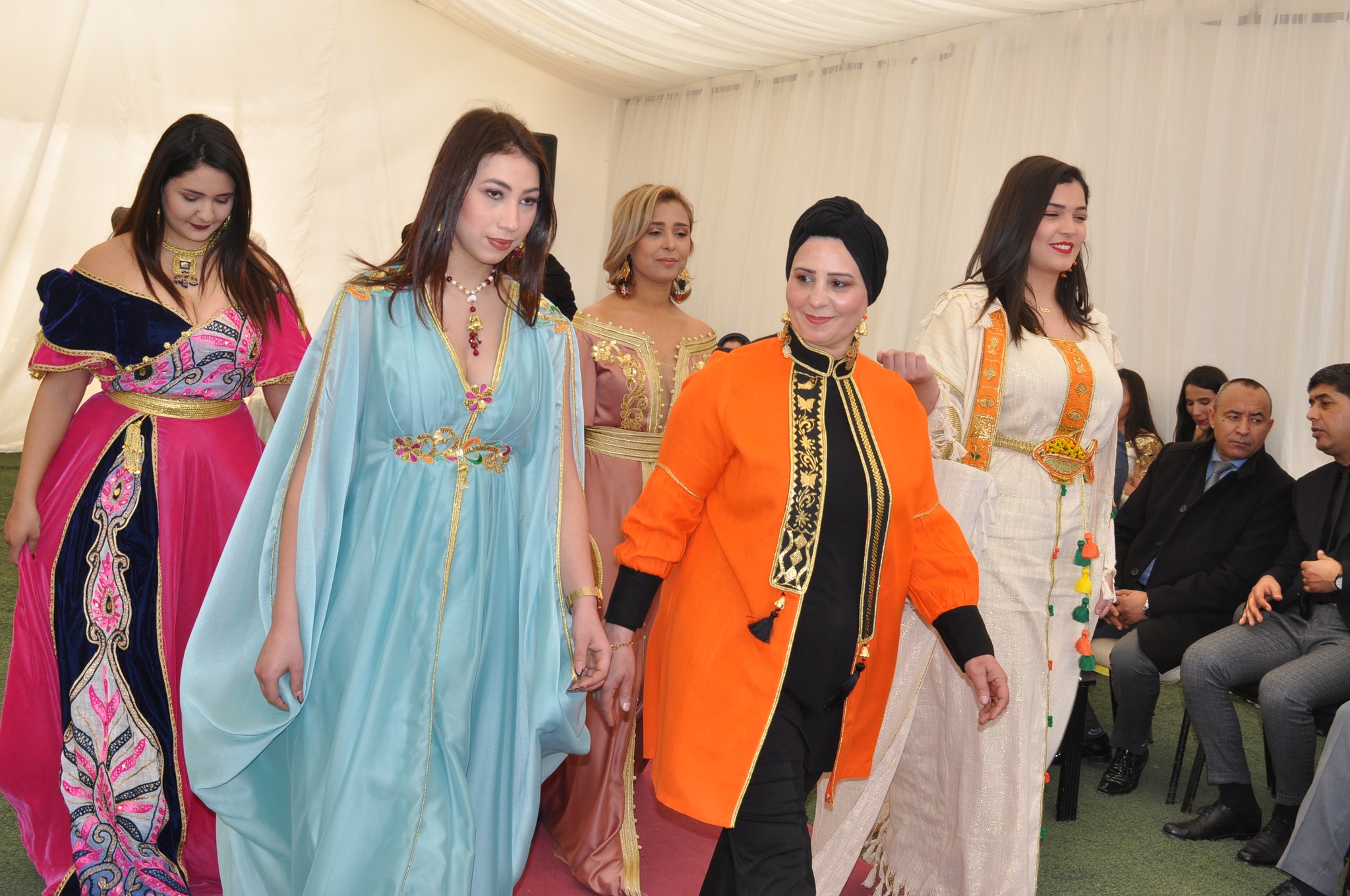 Défilé de mode au salon de l’artisanat de Nabeul : un joli show en mariant le traditionnel avec ...